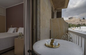 Quarto Twin (Balcony with Acropolis View) | Cofre no quarto, secretária, cortinas/cortinados opacos 