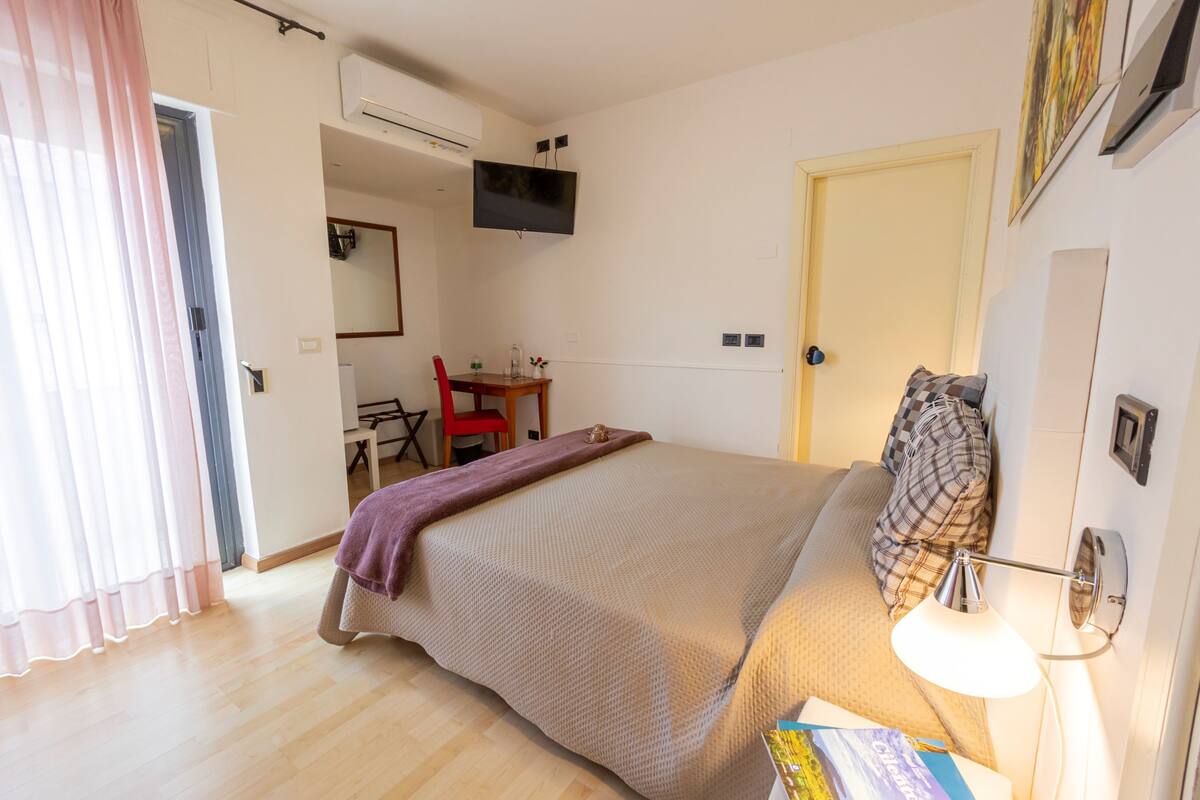 Quarto casal ou duplo standard | Frigobar, cofres nos quartos, escrivaninha