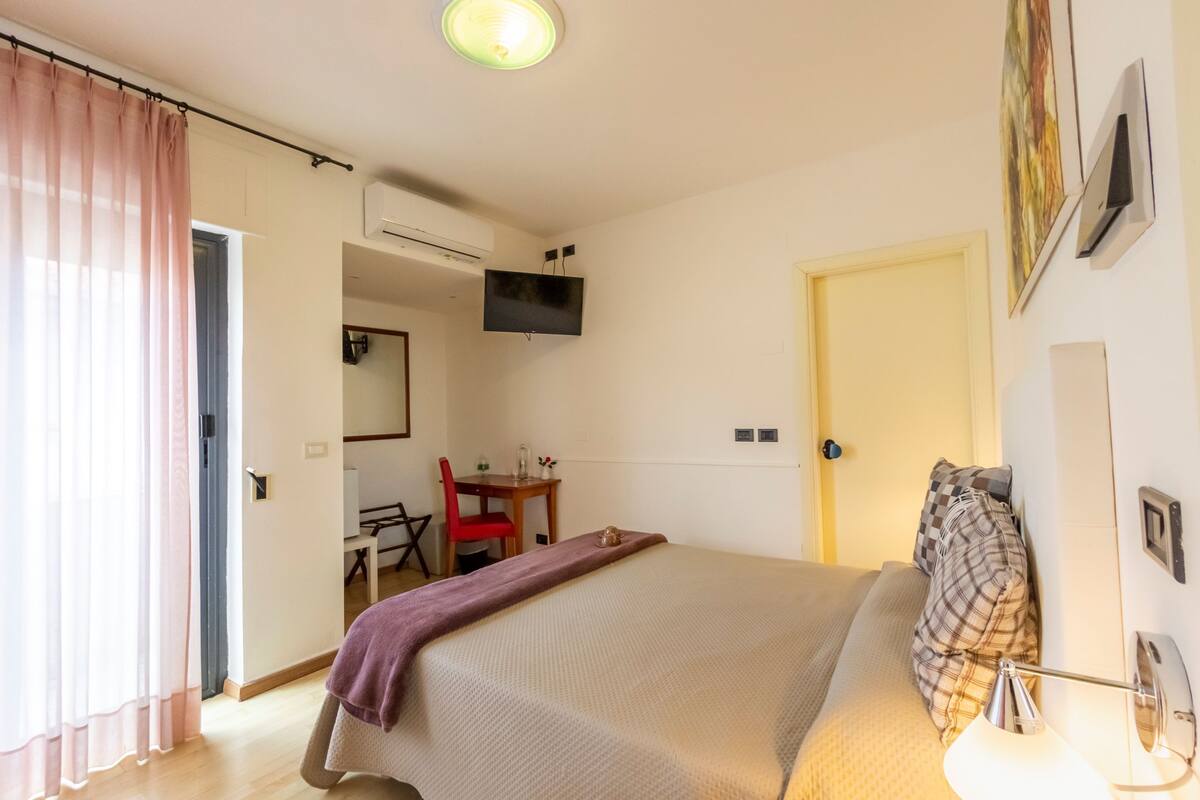 Quarto casal ou duplo standard | Frigobar, cofres nos quartos, escrivaninha