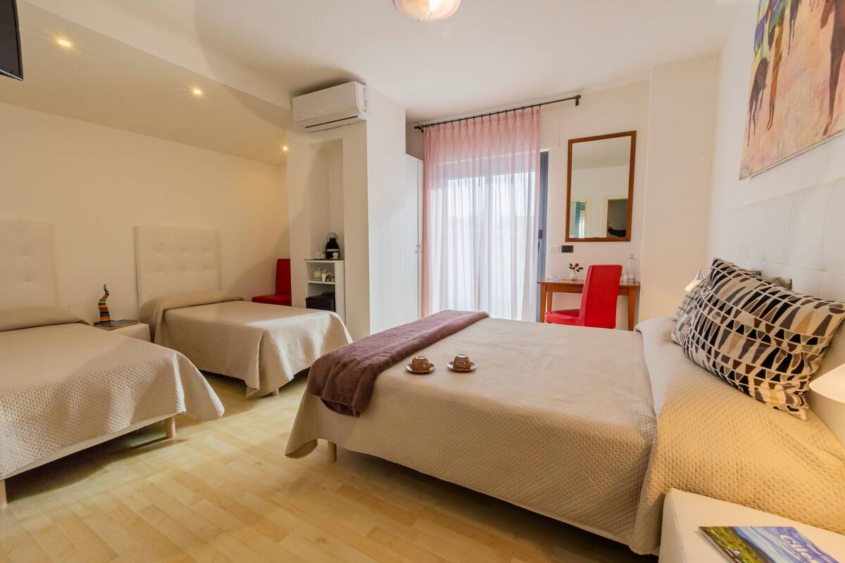 Quarto quádruplo luxo | Frigobar, cofres nos quartos, escrivaninha