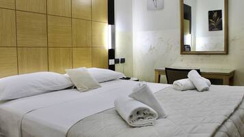 Quarto Duplo ou Twin Clássico | Roupa de alta qualidade, secretária, cortinas/cortinados opacos