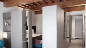 Quarto moderno com cama, guarda-roupa e escrivaninha.