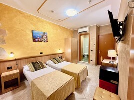 Quarto Duplo | Cofre no quarto, secretária, Wi-fi grátis, roupa de cama fornecida
