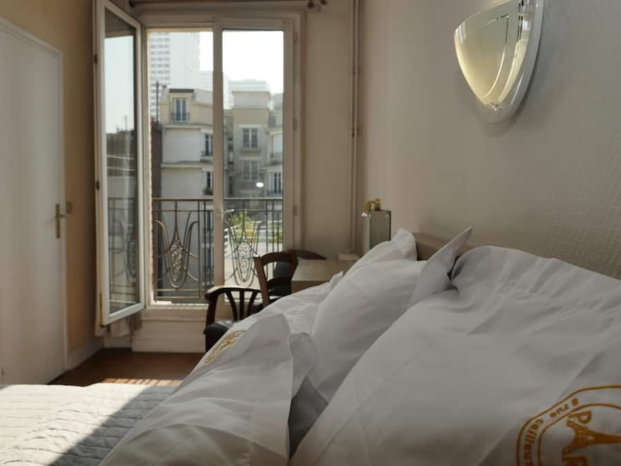 Cofre no quarto, secretária