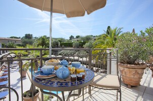 Quarto Duplo Deluxe, vista para a piscina | Varanda