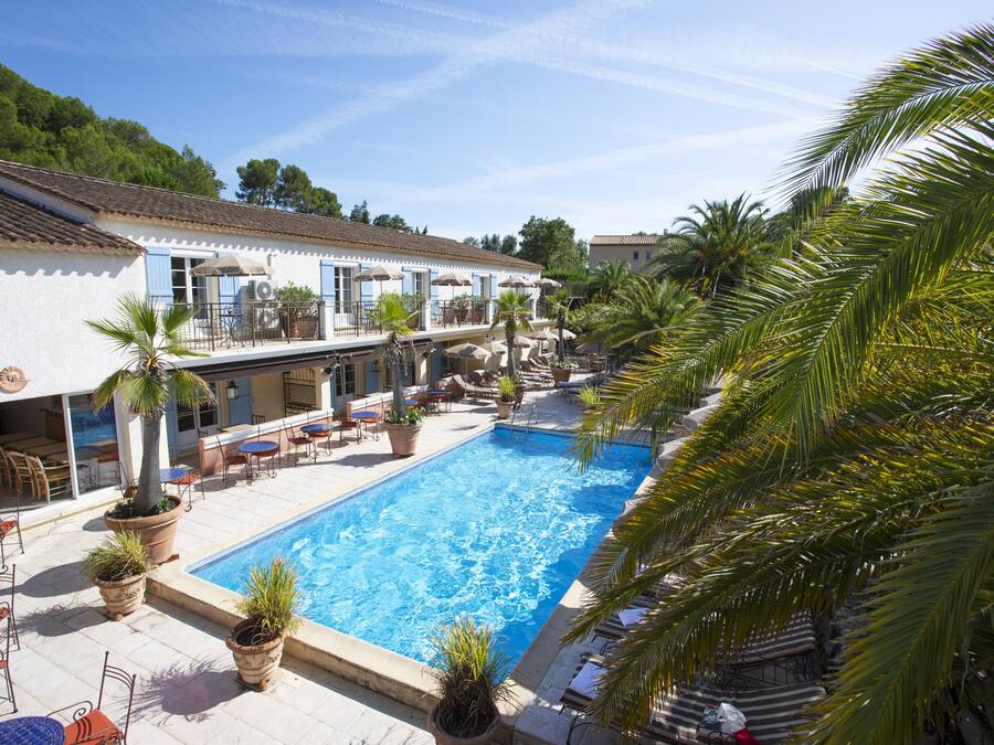 Piscina externa, guarda-sóis, espreguiçadeiras