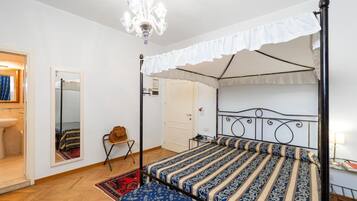 Minibar, cofre no quarto, Wi-fi grátis, roupa de cama fornecida