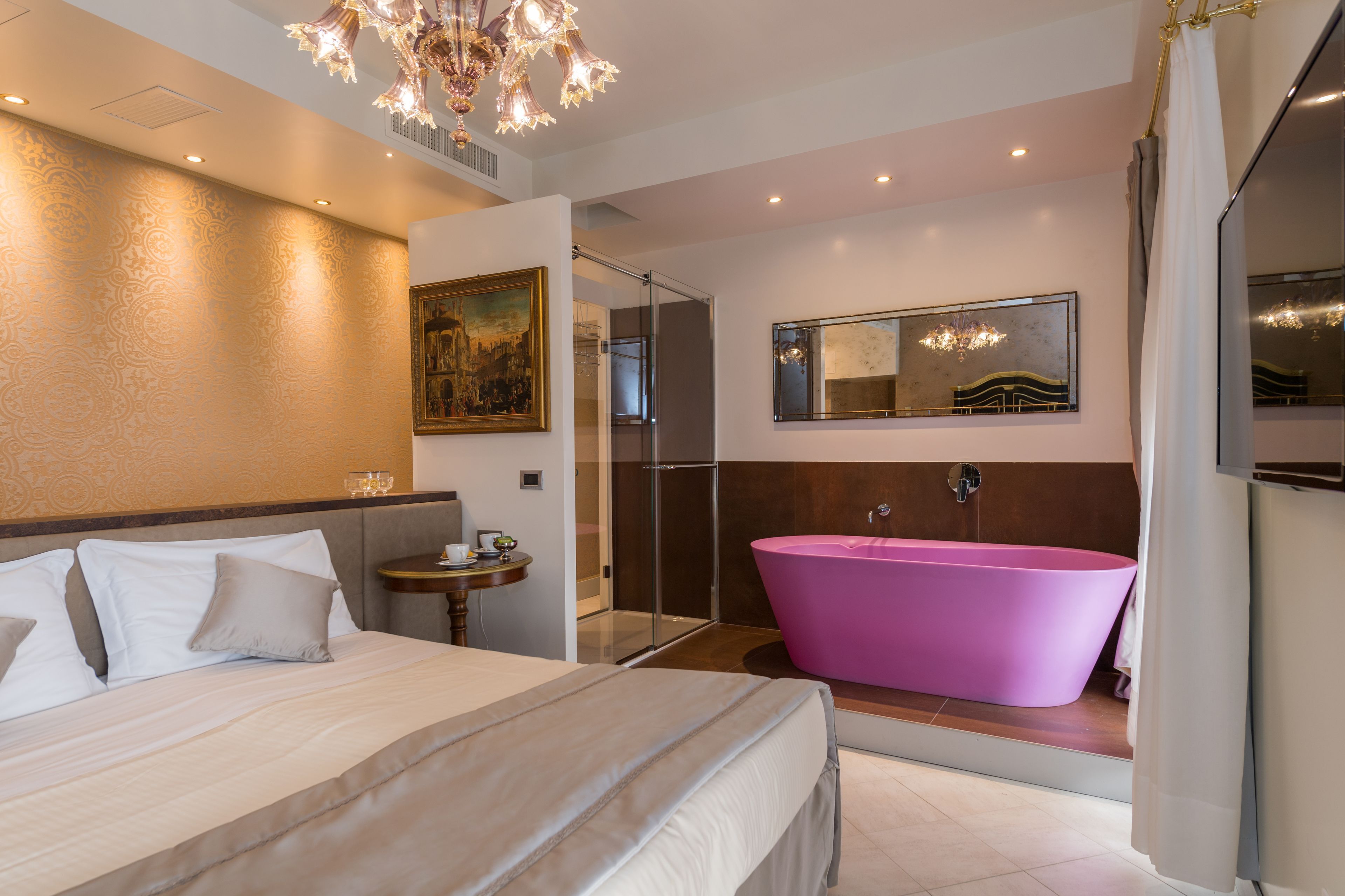 Edredões de penas, minibar, cofre no quarto, secretária 