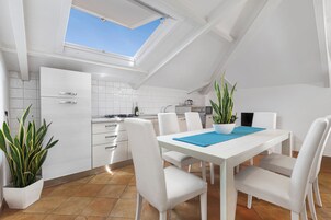 Apartamento, 3 quartos | Roupas de cama premium, edredons de pluma, cofres nos quartos