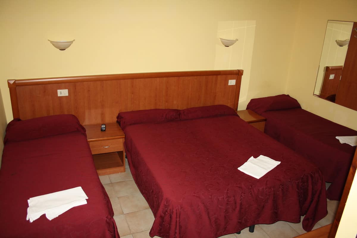 Quarto Triplo | Lençóis italianos Frette, camas de colchão Select Comfort, minibar