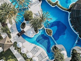 Piscina interior, 2 piscinas exteriores, guarda-sóis, espreguiçadeiras 