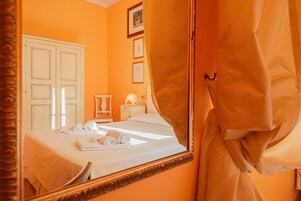 Quarto Familiar | Edredões de penas, minibar, cofre no quarto, secretária