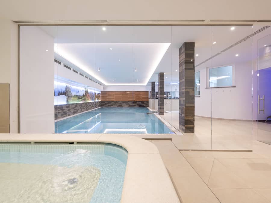 2 piscinas interiores, espreguiçadeiras