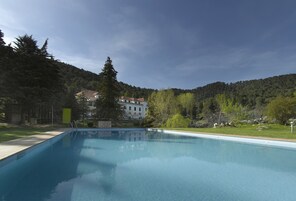 Piscina externa, funciona das 11h às 19h30, guarda-sóis