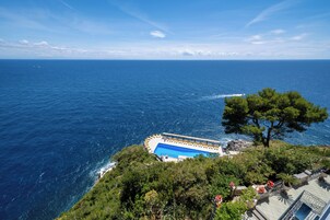 Piscina exterior, da(s) 8:00 à(s) 18:30, guarda-sóis, espreguiçadeiras 