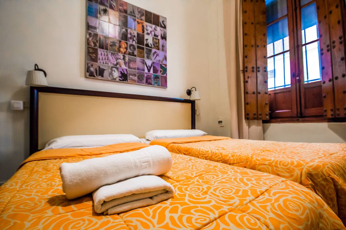 Quarto casal ou duplo, banheiro privativo (Welcome Drink) | Cortinas blackout, berços grátis, individualmente mobiliados