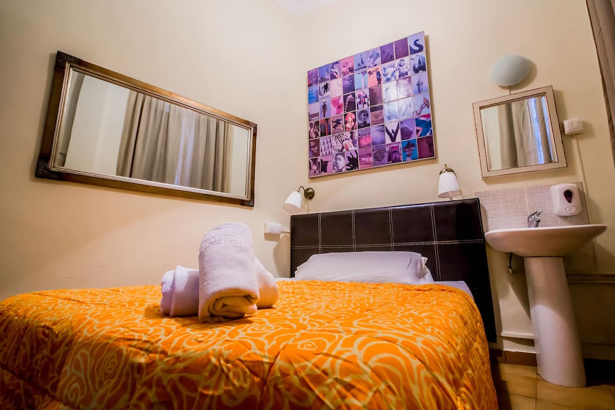 Quarto solteiro, banheiro privativo | Cortinas blackout, berços grátis, individualmente mobiliados