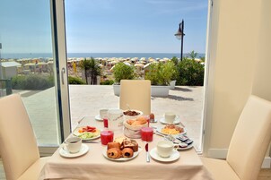 Pequeno-almoço tipo buffet diário incluído 