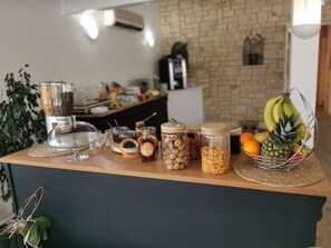 Pequeno-almoço tipo buffet diário (12.5 EUR por pessoa) 