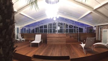 Piscina interna, funciona das 9h30 às 22h, espreguiçadeiras
