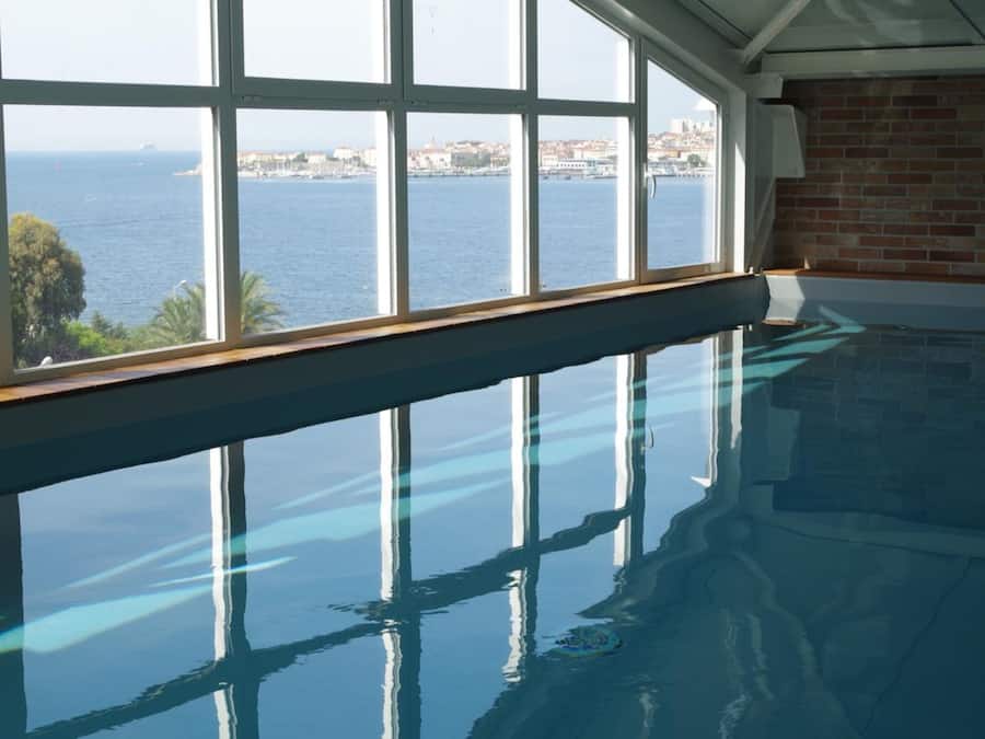 Piscina interior, da(s) 9:30 à(s) 22:00, espreguiçadeiras