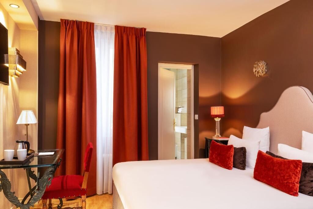 Suite | Cofres nos quartos, escrivaninha, cortinas blackout