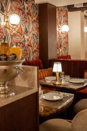 Pequeno-almoço tipo buffet diário mediante uma taxa 