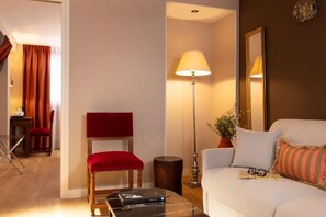 Suite | Sala de estar | TV de ecrã plano