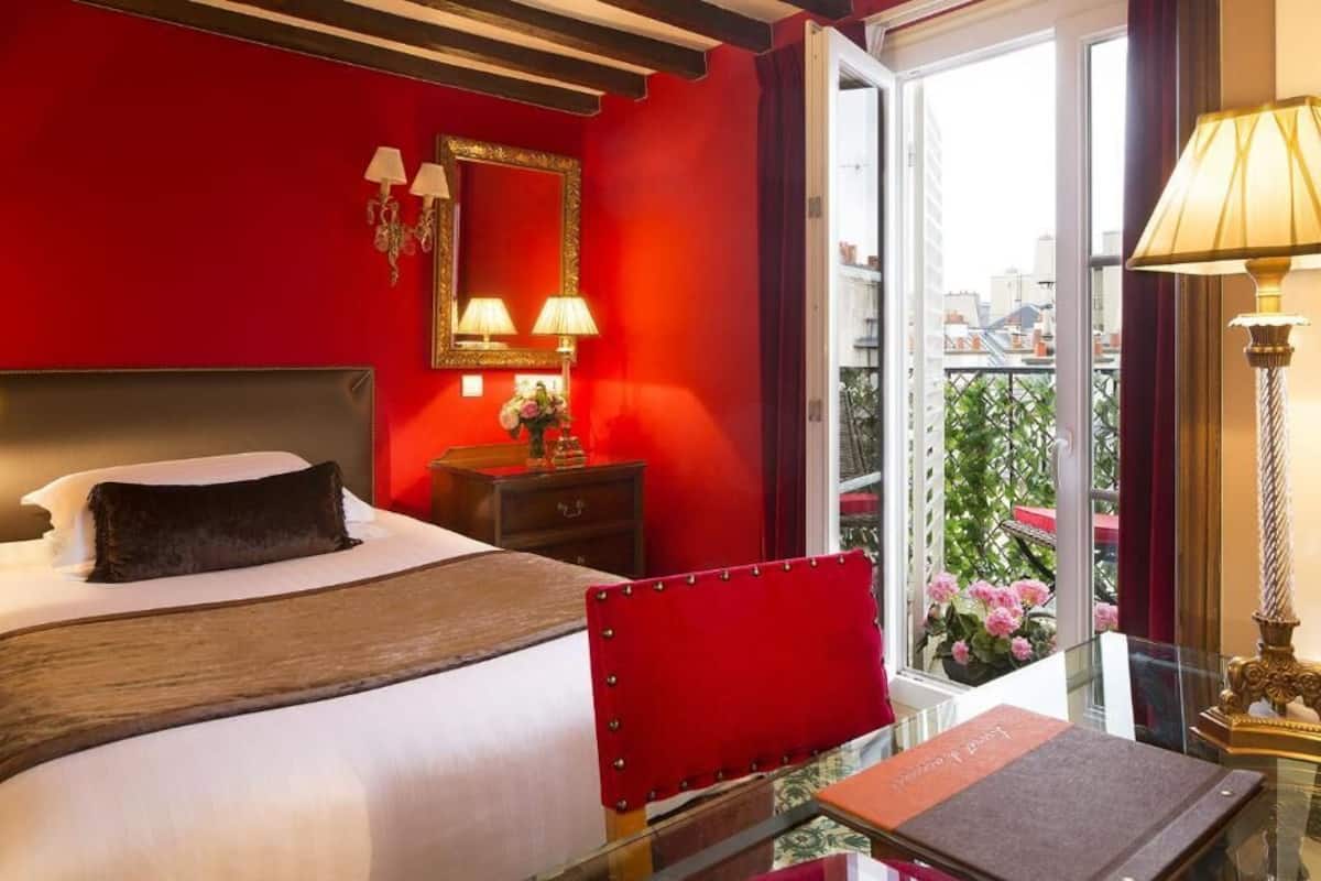 Quarto Clássico com Cama de Casal, terraço | Cofre no quarto, secretária, cortinas/cortinados opacos