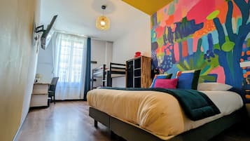 Quarto quádruplo família, para não fumantes, ar-condicionado | Camas Select Comfort, cofres nos quartos, escrivaninha