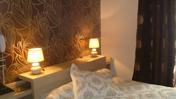 Cofres nos quartos, escrivaninha, Wi-Fi de cortesia, roupa de cama