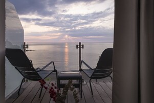 Quarto superior, sacada, vista para o mar | Roupas de cama premium, camas Tempur-Pedic, cofres nos quartos