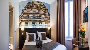 Quarto Twin Executivo | Roupa de alta qualidade, minibar, cofre com capacidade para portátil 