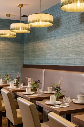 Pequeno-almoço tipo buffet diário (15 EUR por pessoa) 