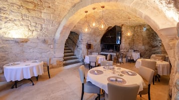 Pequenos-almoços, almoços, jantares servidos, cozinha local