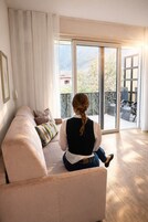 Deluxe Apartment, 1 Bedroom, Annex Building (Koeniginapfel, cleaning fee 83.50 euro) | Sala de estar | Televisor LCD de 43 polegadas com canais digitais