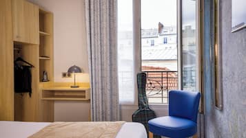 Frigobar, cofres nos quartos, escrivaninha, quartos à prova de som