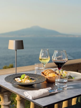 Serviço de almoço e jantar; culinária italiana, vistas para a piscina . Hotel Villa Garden