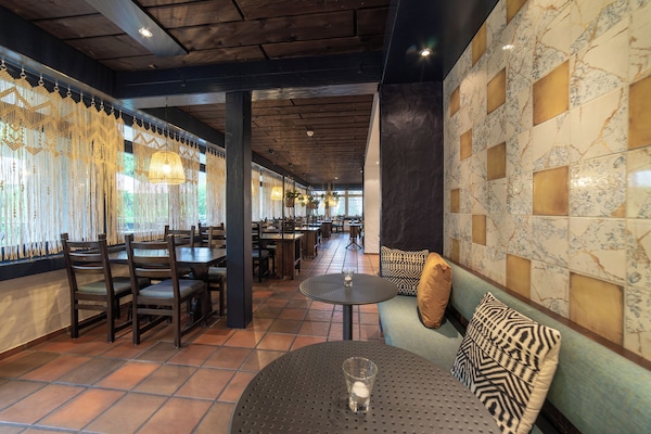 Serviço de café da manhã e jantar, vistas para o jardim