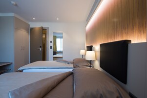 Quarto casal econômico | Roupas de cama premium, cofres nos quartos, escrivaninha