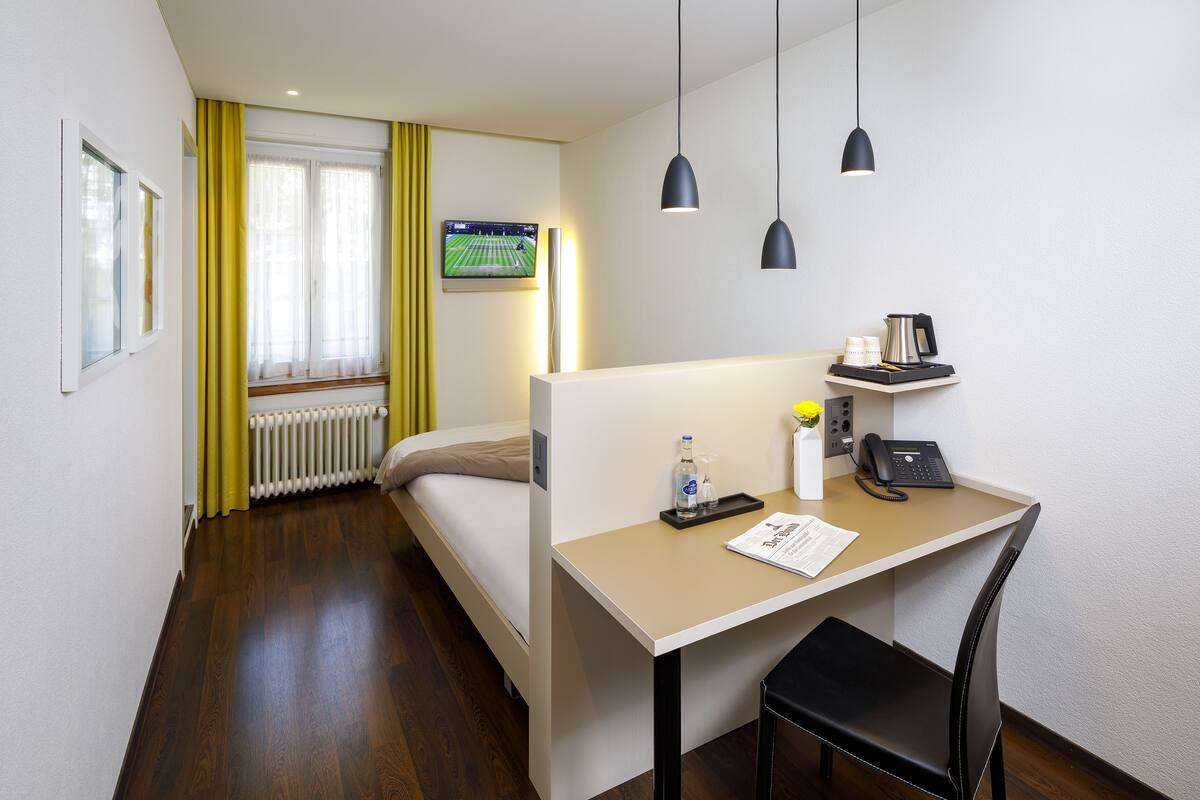 Quarto Individual Económico | Roupa de alta qualidade, cofre no quarto, secretária 