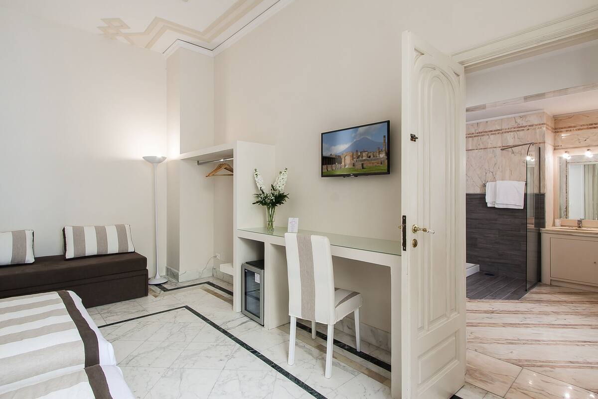 Quarto triplo conforto, vista para o pátio | 2 quartos, frigobar, cofres nos quartos, escrivaninha