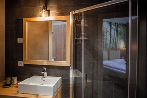 Quarto Triplo | Casa de banho | Um polibã, artigos de higiene pessoal grátis, um secador de cabelo 