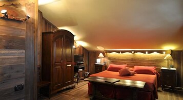 Quarto Duplo ou Twin | Minibar, cofre no quarto, secretária, cortinas/cortinados opacos 