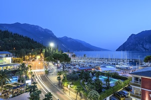 Café da manhã com buffet grátis todos os dias