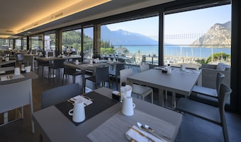 Café da manhã com buffet grátis todos os dias