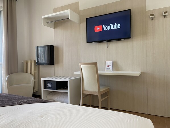 Minibar, cofre no quarto, com decoração personalizada