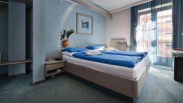 Roupas de cama premium, frigobar, cofres nos quartos