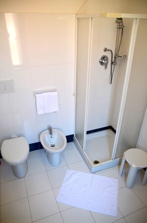 Quarto Duplo para 1 Pessoa | Casa de banho | Um polibã, artigos de higiene pessoal grátis, um secador de cabelo 