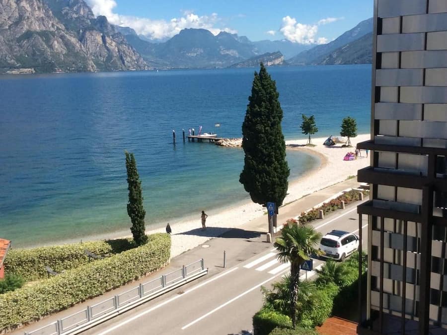 Na praia, espreguiçadeiras